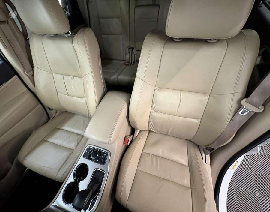 White Jeep Grand Cherokee 2017 in Marijampole, with an engine capacity of 2.99 L and mileage of 218 thousand km for 14400 €, photo 14 on AUTOMOTO.COM.LV
