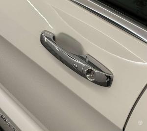 White Jeep Grand Cherokee 2017 in Marijampole, with an engine capacity of 2.99 L and mileage of 218 thousand km for 14400 €, photo 15 on AUTOMOTO.COM.LV