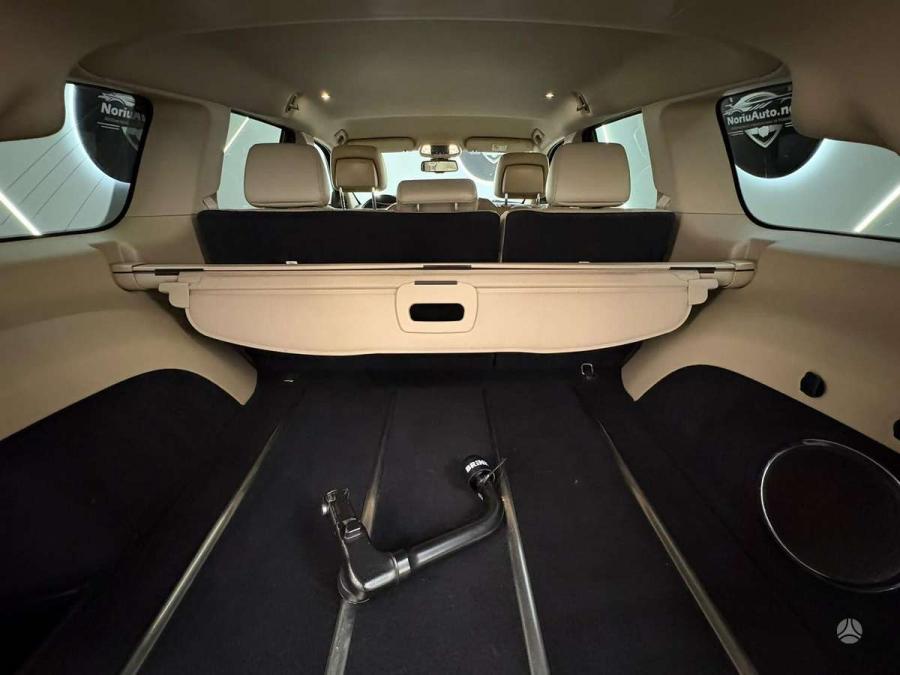 White Jeep Grand Cherokee 2017 in Marijampole, with an engine capacity of 2.99 L and mileage of 218 thousand km for 14400 €, photo 18 on AUTOMOTO.COM.LV