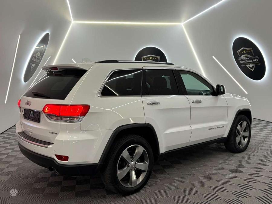 White Jeep Grand Cherokee 2017 in Marijampole, with an engine capacity of 2.99 L and mileage of 218 thousand km for 14400 €, photo 24 on AUTOMOTO.COM.LV