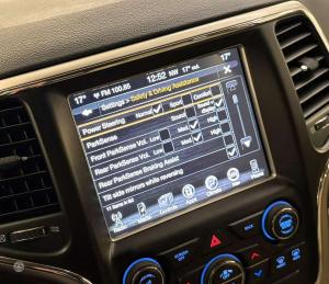 White Jeep Grand Cherokee 2017 in Marijampole, with an engine capacity of 2.99 L and mileage of 218 thousand km for 14400 €, photo 27 on AUTOMOTO.COM.LV