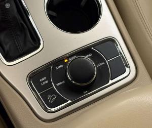 White Jeep Grand Cherokee 2017 in Marijampole, with an engine capacity of 2.99 L and mileage of 218 thousand km for 14400 €, photo 31 on AUTOMOTO.COM.LV