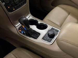 White Jeep Grand Cherokee 2017 in Marijampole, with an engine capacity of 2.99 L and mileage of 218 thousand km for 14400 €, photo 33 on AUTOMOTO.COM.LV