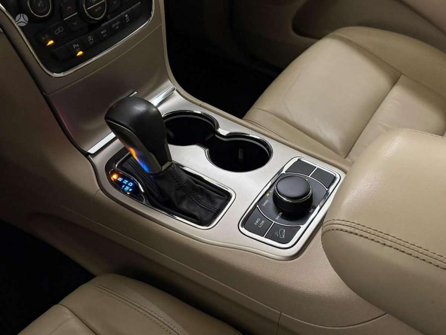 White Jeep Grand Cherokee 2017 in Marijampole, with an engine capacity of 2.99 L and mileage of 218 thousand km for 14400 €, photo 33 on AUTOMOTO.COM.LV