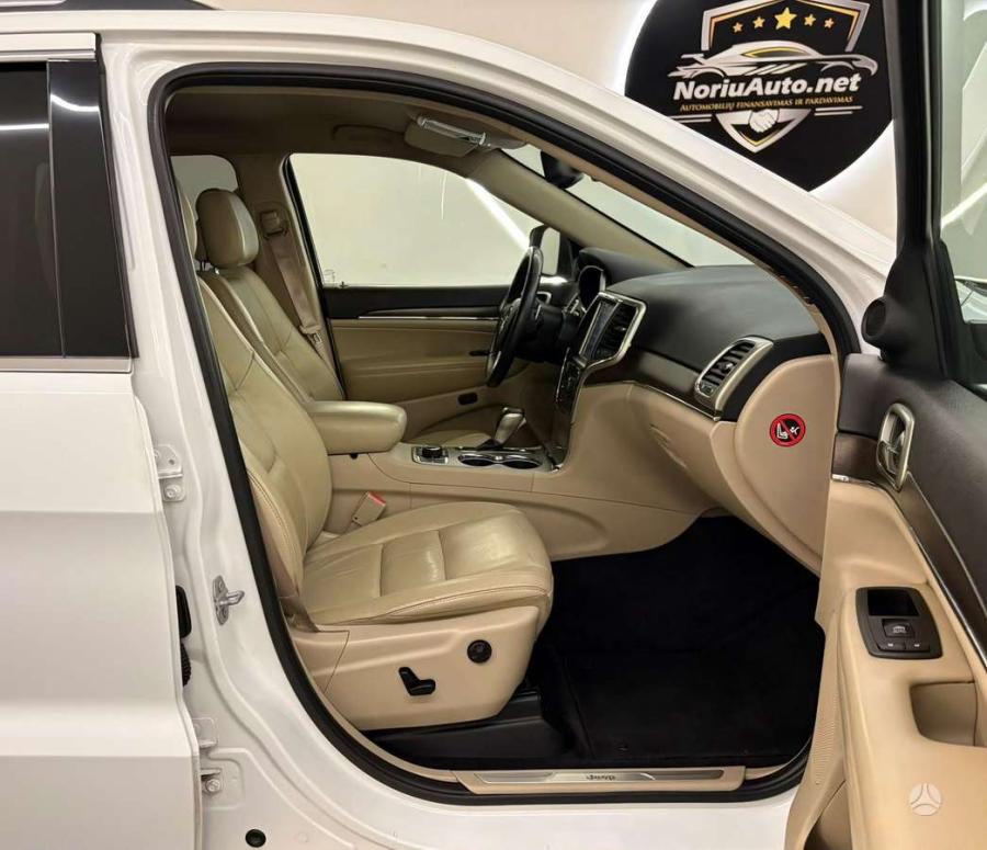 White Jeep Grand Cherokee 2017 in Marijampole, with an engine capacity of 2.99 L and mileage of 218 thousand km for 14400 €, photo 35 on AUTOMOTO.COM.LV