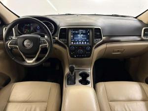 White Jeep Grand Cherokee 2017 in Marijampole, with an engine capacity of 2.99 L and mileage of 218 thousand km for 14400 €, photo 36 on AUTOMOTO.COM.LV
