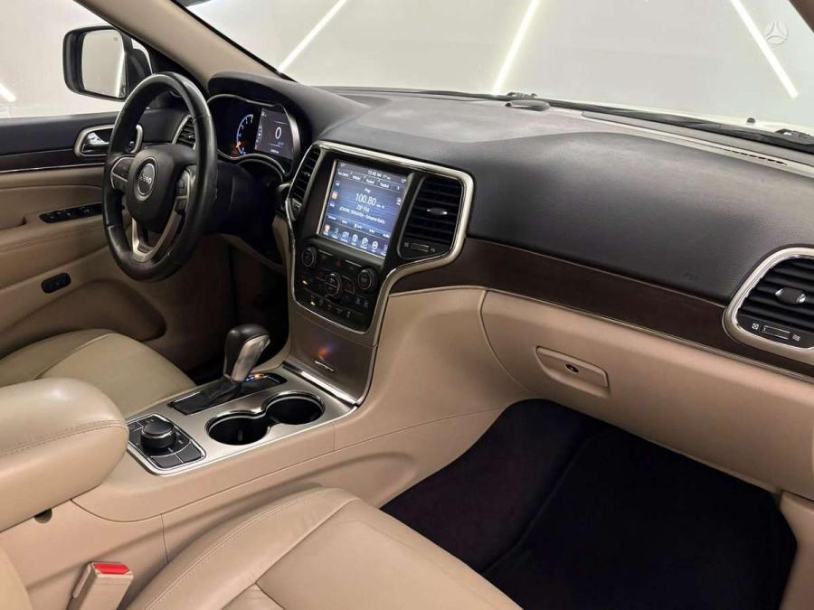White Jeep Grand Cherokee 2017 in Marijampole, with an engine capacity of 2.99 L and mileage of 218 thousand km for 14400 €, photo 37 on AUTOMOTO.COM.LV