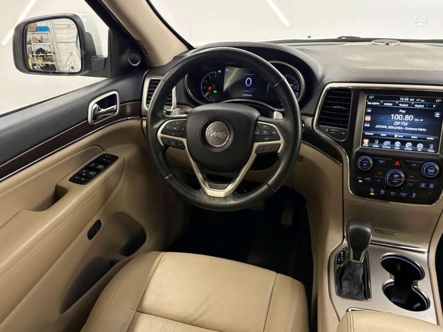 White Jeep Grand Cherokee 2017 in Marijampole, with an engine capacity of 2.99 L and mileage of 218 thousand km for 14400 €, photo 38 on AUTOMOTO.COM.LV