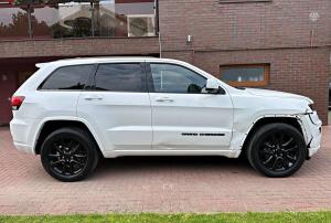 White Jeep Grand Cherokee 2017 in Siauliai, with an engine capacity of 3.60 L and mileage of 256 thousand km for 9500 €, photo 3 on AUTOMOTO.COM.LV