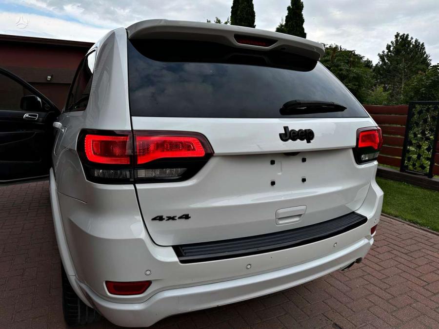 White Jeep Grand Cherokee 2017 in Siauliai, with an engine capacity of 3.60 L and mileage of 256 thousand km for 9500 €, photo 8 on AUTOMOTO.COM.LV
