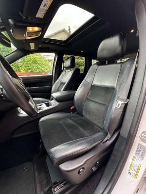 White Jeep Grand Cherokee 2017 in Siauliai, with an engine capacity of 3.60 L and mileage of 256 thousand km for 9500 €, photo 11 on AUTOMOTO.COM.LV