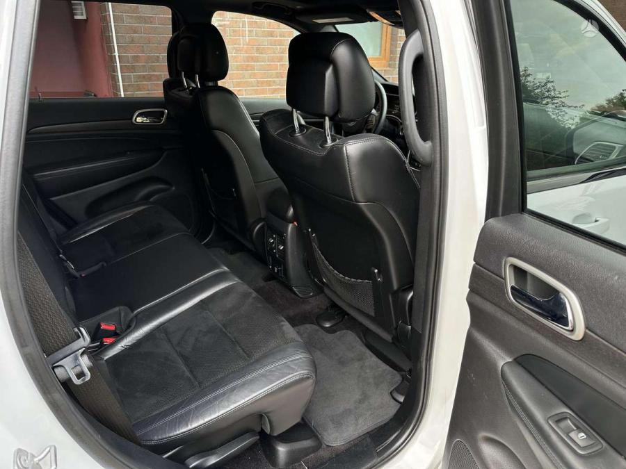 White Jeep Grand Cherokee 2017 in Siauliai, with an engine capacity of 3.60 L and mileage of 256 thousand km for 9500 €, photo 14 on AUTOMOTO.COM.LV