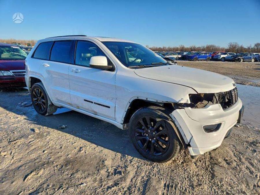White Jeep Grand Cherokee 2017 in Siauliai, with an engine capacity of 3.60 L and mileage of 256 thousand km for 9500 €, photo 31 on AUTOMOTO.COM.LV