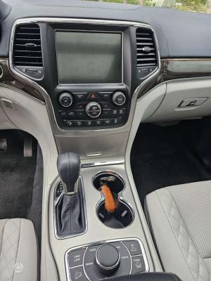 Balts Jeep Grand Cherokee 2017 Viļņa, ar dzinēja tilpumu 5.65 L un nobraukumu 200 tūkst. km par 18900 €, foto 17 vietnē AUTOMOTO.COM.LV
