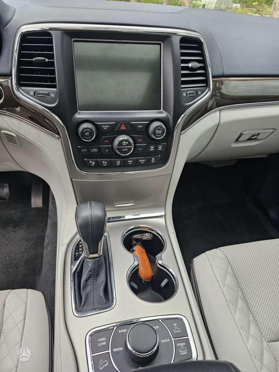 Balts Jeep Grand Cherokee 2017 Viļņa, ar dzinēja tilpumu 5.65 L un nobraukumu 200 tūkst. km par 18900 €, foto 17 vietnē AUTOMOTO.COM.LV