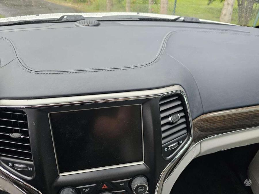 Balts Jeep Grand Cherokee 2017 Viļņa, ar dzinēja tilpumu 5.65 L un nobraukumu 200 tūkst. km par 18900 €, foto 19 vietnē AUTOMOTO.COM.LV