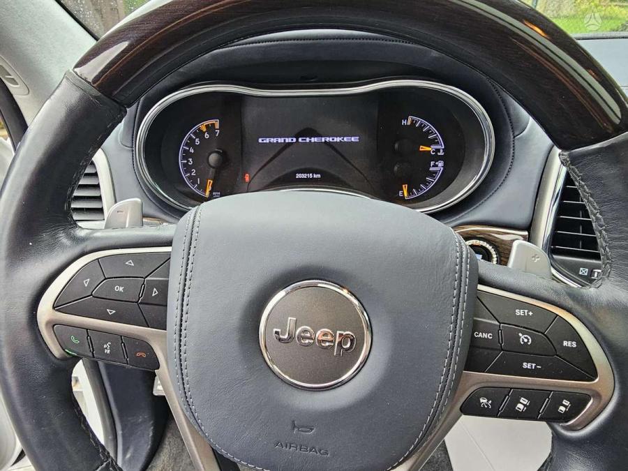Balts Jeep Grand Cherokee 2017 Viļņa, ar dzinēja tilpumu 5.65 L un nobraukumu 200 tūkst. km par 18900 €, foto 20 vietnē AUTOMOTO.COM.LV