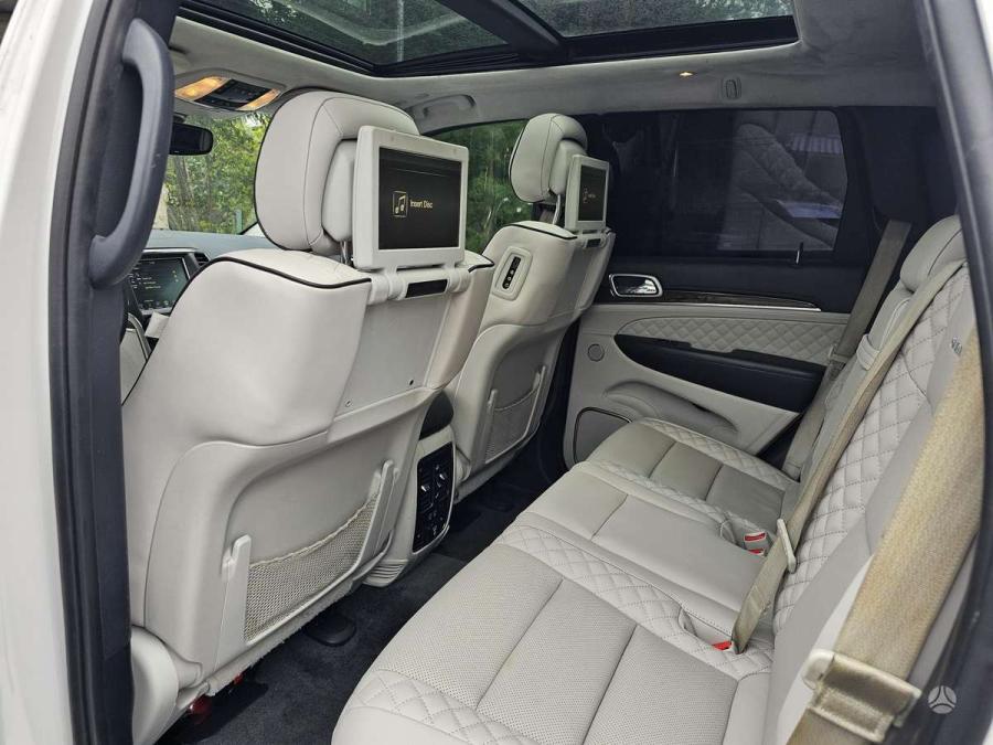 Balts Jeep Grand Cherokee 2017 Viļņa, ar dzinēja tilpumu 5.65 L un nobraukumu 200 tūkst. km par 18900 €, foto 24 vietnē AUTOMOTO.COM.LV