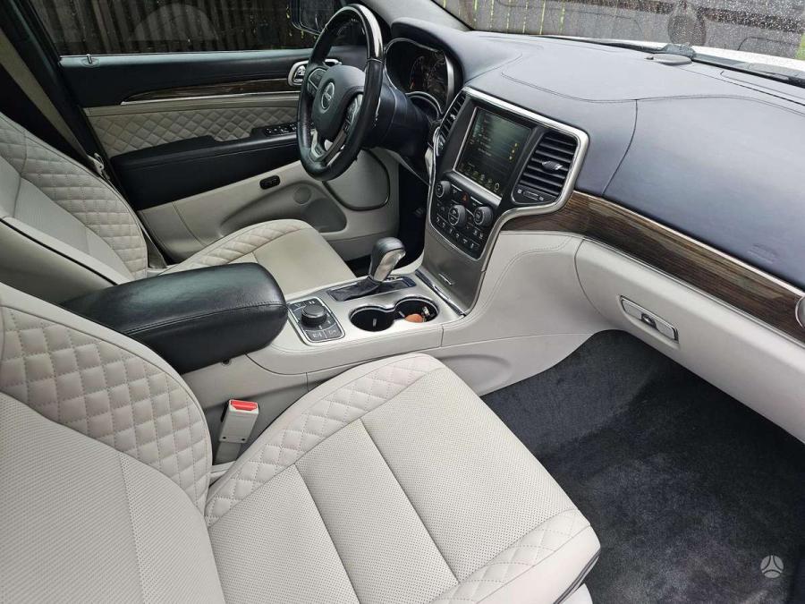 Balts Jeep Grand Cherokee 2017 Viļņa, ar dzinēja tilpumu 5.65 L un nobraukumu 200 tūkst. km par 18900 €, foto 31 vietnē AUTOMOTO.COM.LV
