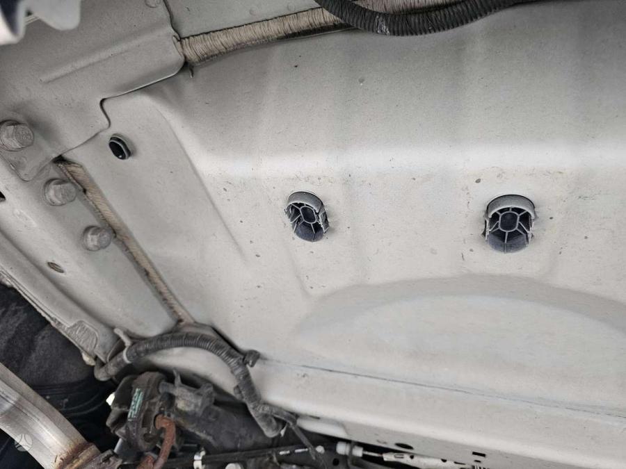 Balts Jeep Grand Cherokee 2017 Viļņa, ar dzinēja tilpumu 5.65 L un nobraukumu 200 tūkst. km par 18900 €, foto 33 vietnē AUTOMOTO.COM.LV