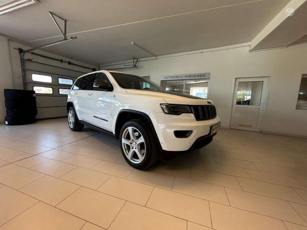 Balts Jeep Grand Cherokee 2018 Šauļi, ar dzinēja tilpumu 2.99 L un nobraukumu 165 tūkst. km par 17600 €, foto 1 vietnē AUTOMOTO.COM.LV