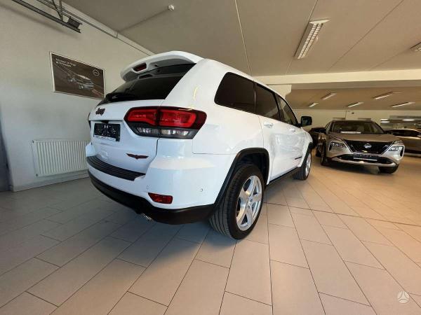 Balts Jeep Grand Cherokee 2018 Šauļi, ar dzinēja tilpumu 2.99 L un nobraukumu 165 tūkst. km par 17600 €, foto 3 vietnē AUTOMOTO.COM.LV
