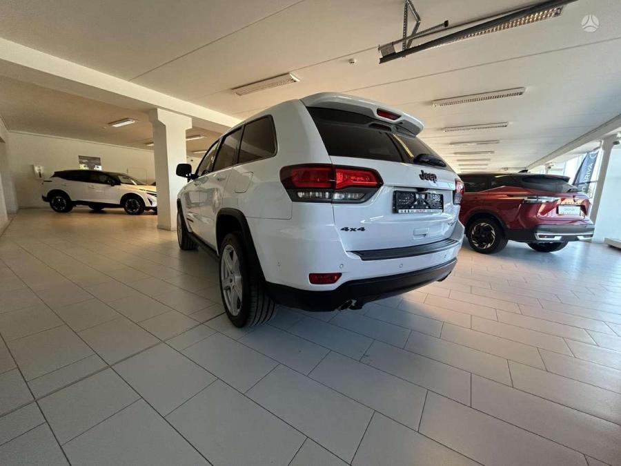Balts Jeep Grand Cherokee 2018 Šauļi, ar dzinēja tilpumu 2.99 L un nobraukumu 165 tūkst. km par 17600 €, foto 4 vietnē AUTOMOTO.COM.LV