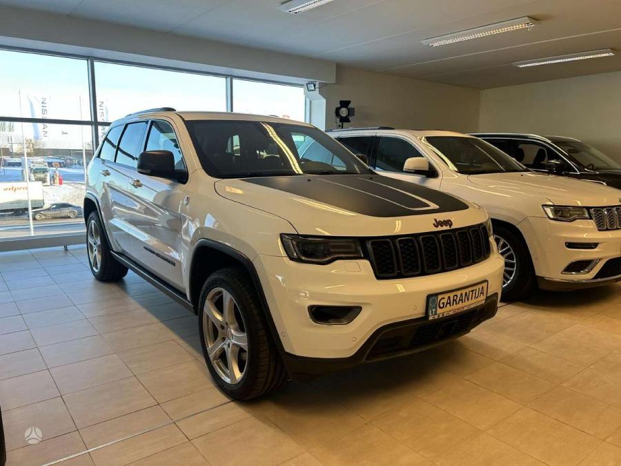 White Jeep Grand Cherokee 2018 in Siauliai, with an engine capacity of 2.99 L and mileage of 165 thousand km for 16700 €, photo 1 on AUTOMOTO.COM.LV