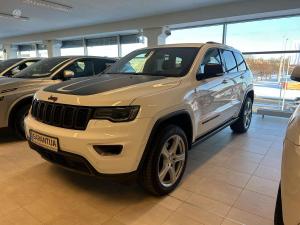 White Jeep Grand Cherokee 2018 in Siauliai, with an engine capacity of 2.99 L and mileage of 165 thousand km for 16700 €, photo 2 on AUTOMOTO.COM.LV