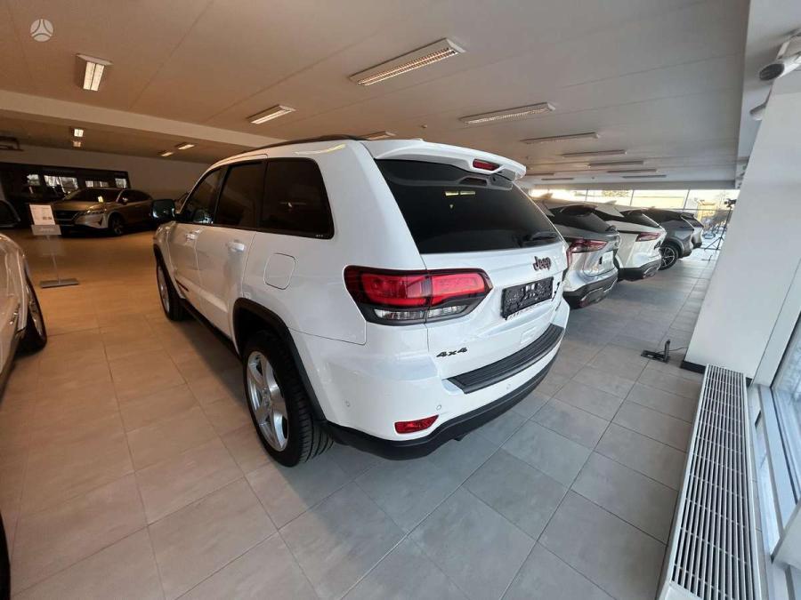 White Jeep Grand Cherokee 2018 in Siauliai, with an engine capacity of 2.99 L and mileage of 165 thousand km for 16700 €, photo 3 on AUTOMOTO.COM.LV