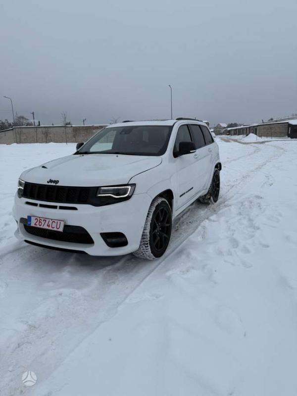 White Jeep Grand Cherokee 2018 in Moletai, with an engine capacity of 5.65 L and mileage of 150 thousand km for 21300 €, photo 1 on AUTOMOTO.COM.LV