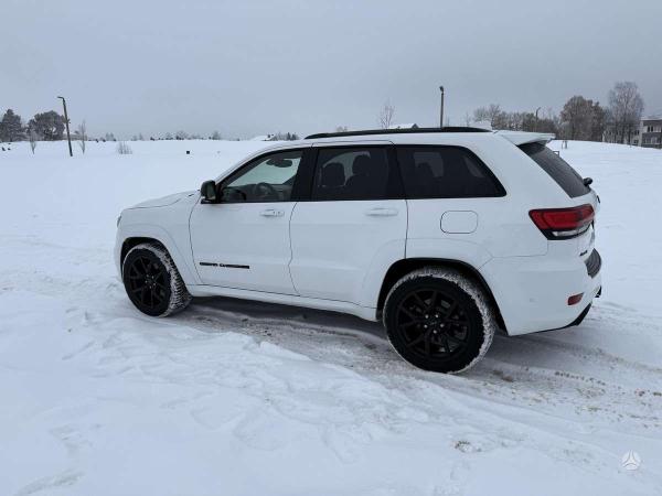 White Jeep Grand Cherokee 2018 in Moletai, with an engine capacity of 5.65 L and mileage of 150 thousand km for 21300 €, photo 3 on AUTOMOTO.COM.LV