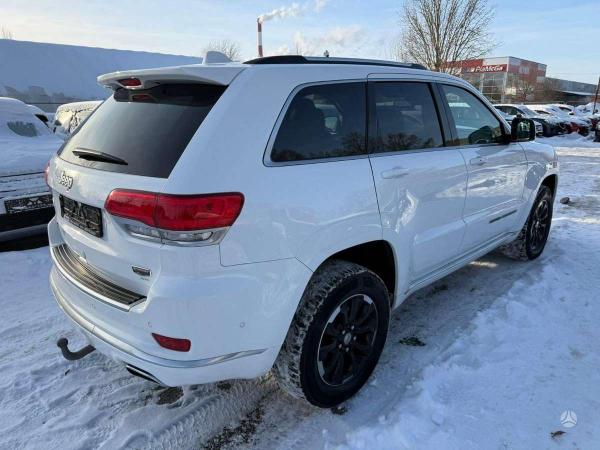 White Jeep Grand Cherokee 2018 in Siauliai, with an engine capacity of 2.95 L and mileage of 187 thousand km for 17600 €, photo 3 on AUTOMOTO.COM.LV