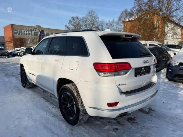 White Jeep Grand Cherokee 2018 in Siauliai, with an engine capacity of 2.95 L and mileage of 187 thousand km for 17600 €, photo 4 on AUTOMOTO.COM.LV