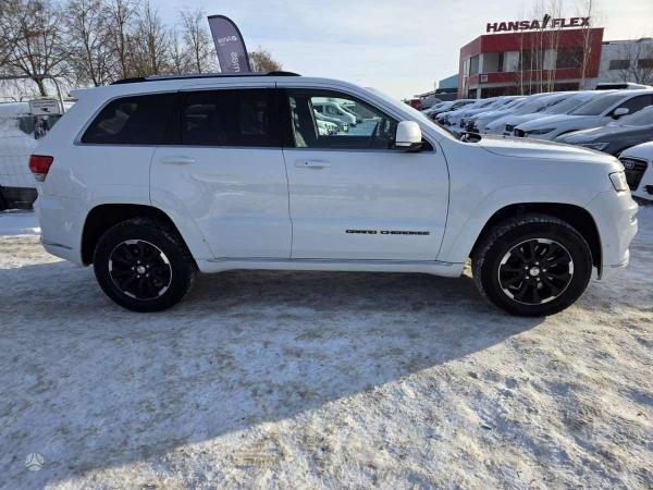 White Jeep Grand Cherokee 2018 in Siauliai, with an engine capacity of 2.95 L and mileage of 187 thousand km for 17600 €, photo 6 on AUTOMOTO.COM.LV