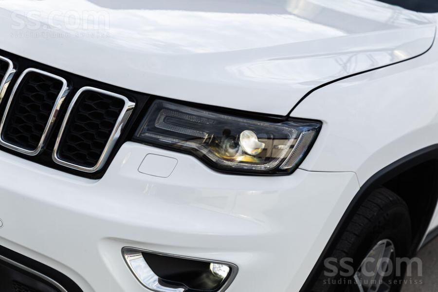 White Jeep Grand Cherokee 2018 in Jelgava, with an engine capacity of 3.00 L and mileage of 235 thousand km for 16700 €, photo 8 on AUTOMOTO.COM.LV