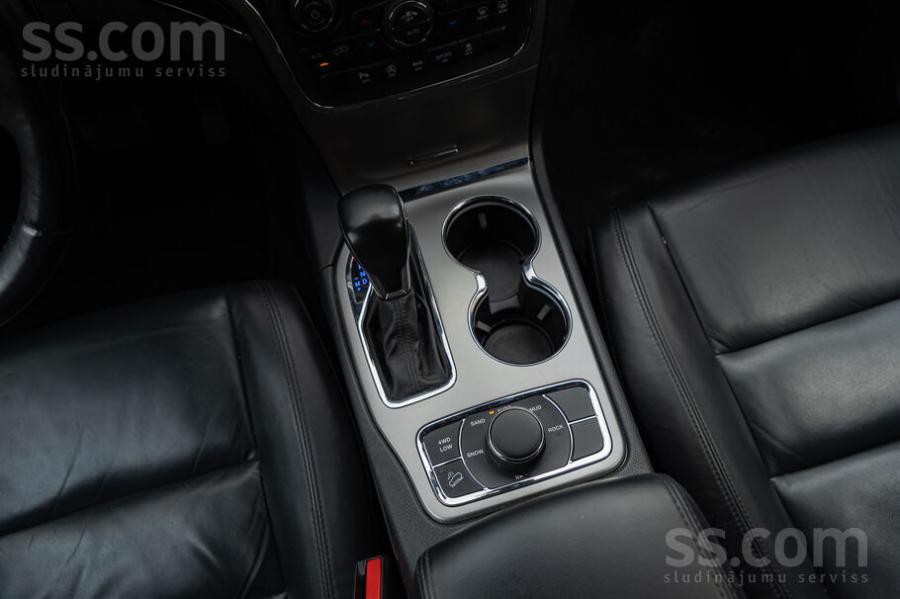 White Jeep Grand Cherokee 2018 in Jelgava, with an engine capacity of 3.00 L and mileage of 235 thousand km for 16700 €, photo 12 on AUTOMOTO.COM.LV