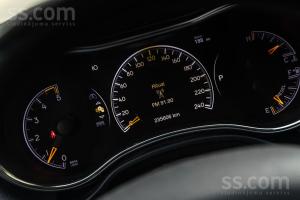 White Jeep Grand Cherokee 2018 in Jelgava, with an engine capacity of 3.00 L and mileage of 235 thousand km for 16700 €, photo 13 on AUTOMOTO.COM.LV