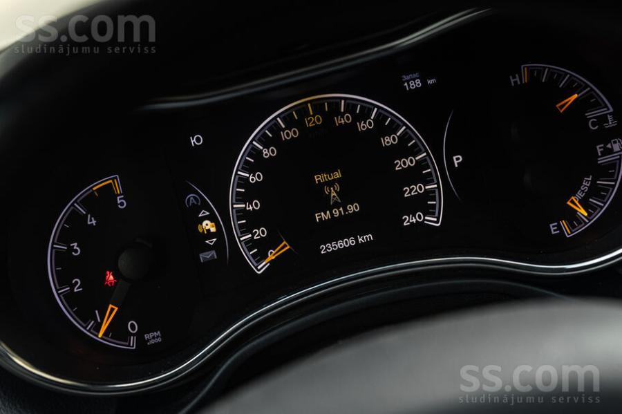 White Jeep Grand Cherokee 2018 in Jelgava, with an engine capacity of 3.00 L and mileage of 235 thousand km for 16700 €, photo 13 on AUTOMOTO.COM.LV