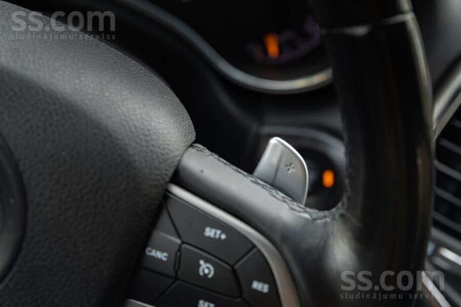 White Jeep Grand Cherokee 2018 in Jelgava, with an engine capacity of 3.00 L and mileage of 235 thousand km for 16700 €, photo 15 on AUTOMOTO.COM.LV