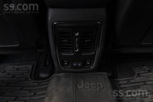 White Jeep Grand Cherokee 2018 in Jelgava, with an engine capacity of 3.00 L and mileage of 235 thousand km for 16700 €, photo 18 on AUTOMOTO.COM.LV