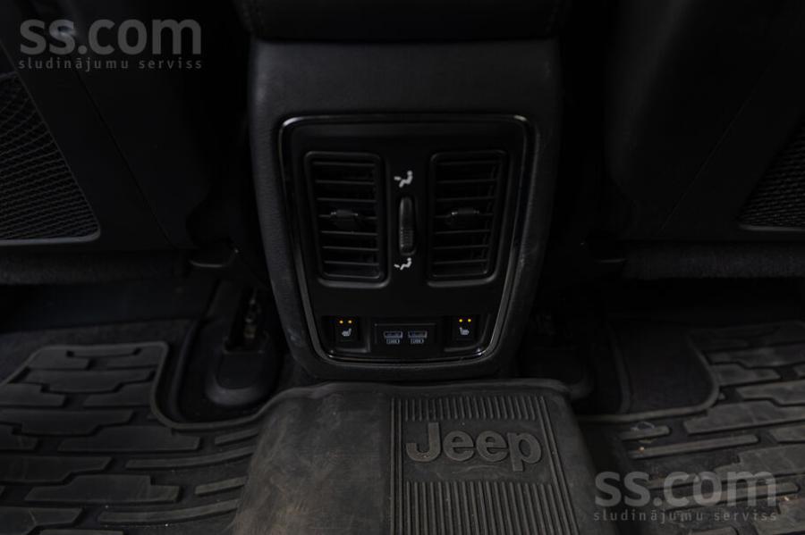 White Jeep Grand Cherokee 2018 in Jelgava, with an engine capacity of 3.00 L and mileage of 235 thousand km for 16700 €, photo 18 on AUTOMOTO.COM.LV
