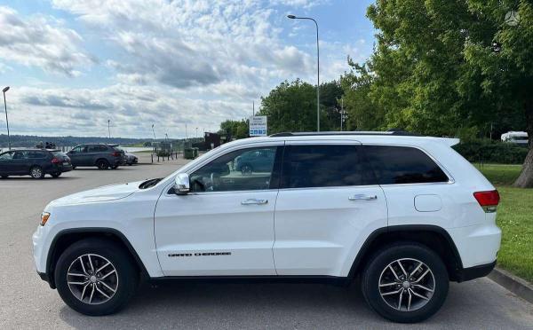 White Jeep Grand Cherokee 2018 in Kaunas, with an engine capacity of 3.60 L and mileage of 101 thousand km for 18700 €, photo 4 on AUTOMOTO.COM.LV