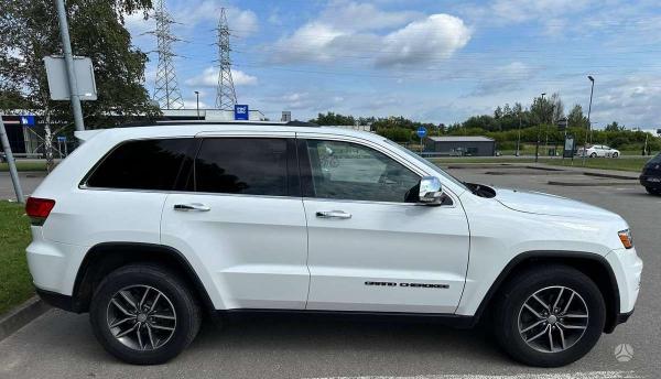 White Jeep Grand Cherokee 2018 in Kaunas, with an engine capacity of 3.60 L and mileage of 101 thousand km for 18700 €, photo 5 on AUTOMOTO.COM.LV