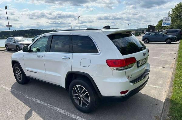 White Jeep Grand Cherokee 2018 in Kaunas, with an engine capacity of 3.60 L and mileage of 101 thousand km for 18700 €, photo 6 on AUTOMOTO.COM.LV