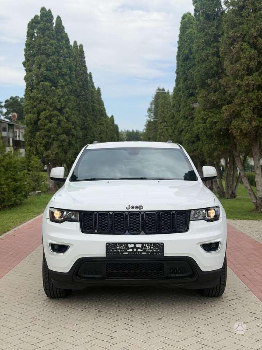 White Jeep Grand Cherokee 2018 in Kazlu Ruda, with an engine capacity of 3.60 L and mileage of 182 thousand km for 14200 €, photo 3 on AUTOMOTO.COM.LV