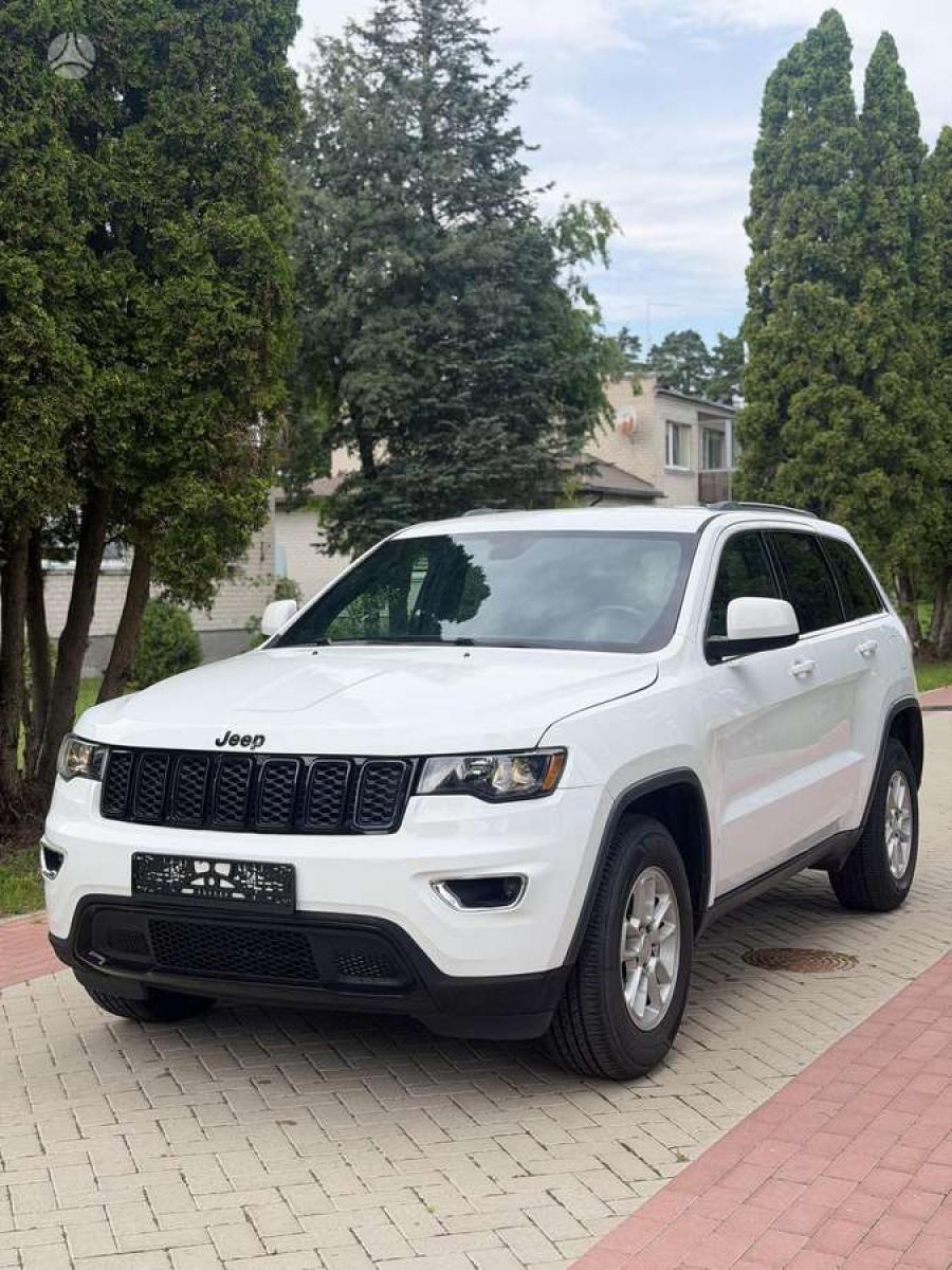 White Jeep Grand Cherokee 2018 in Kazlu Ruda, with an engine capacity of 3.60 L and mileage of 182 thousand km for 14200 €, photo 4 on AUTOMOTO.COM.LV