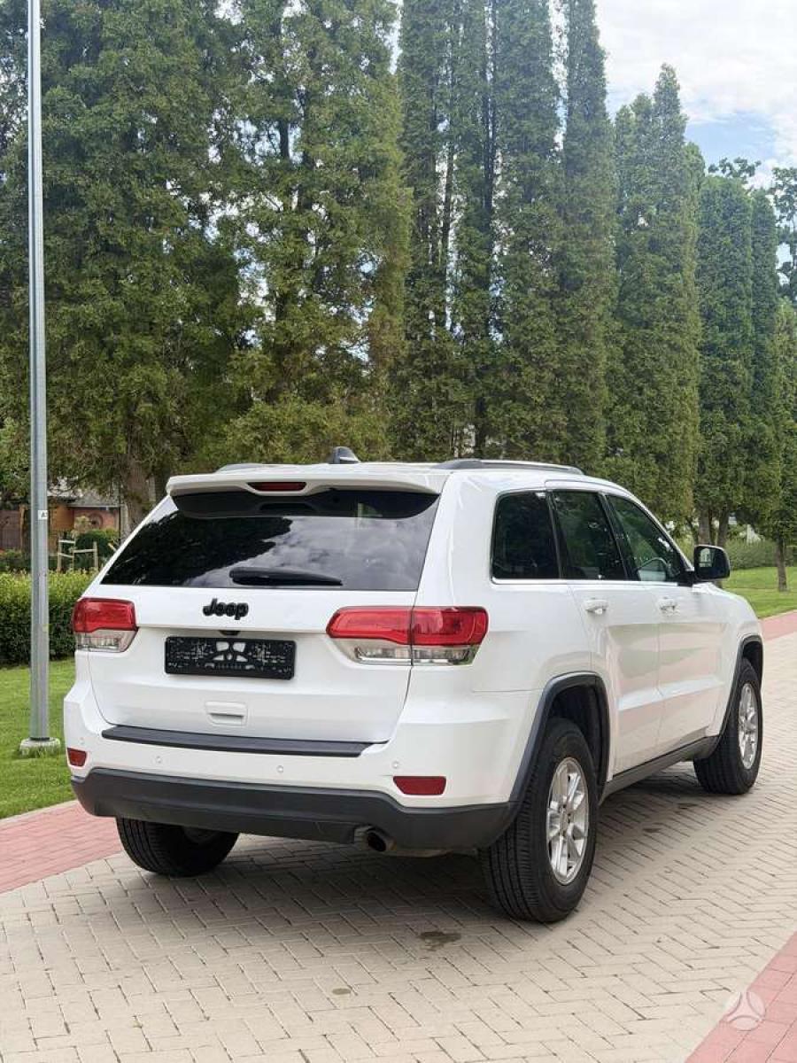 White Jeep Grand Cherokee 2018 in Kazlu Ruda, with an engine capacity of 3.60 L and mileage of 182 thousand km for 14200 €, photo 6 on AUTOMOTO.COM.LV