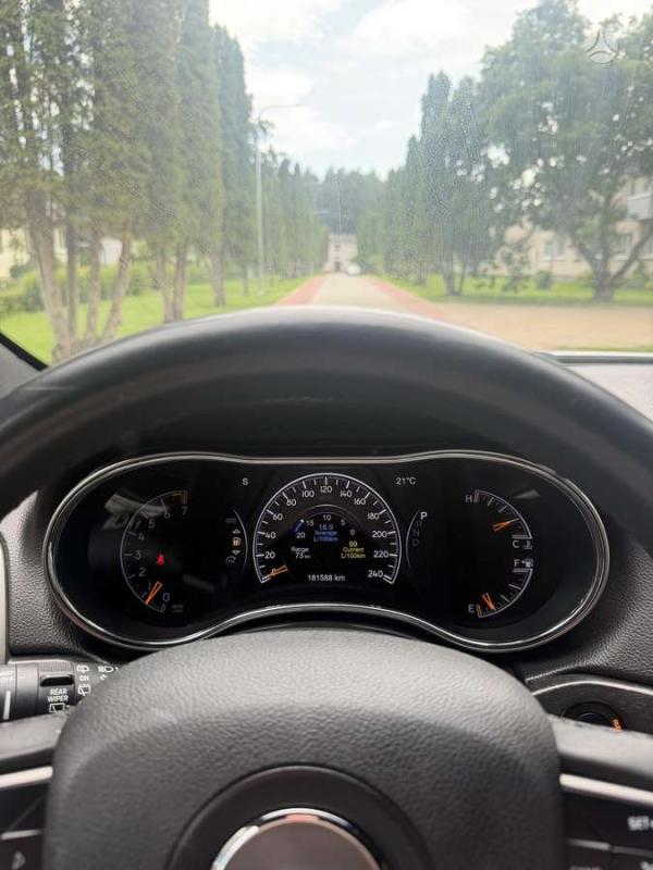 White Jeep Grand Cherokee 2018 in Kazlu Ruda, with an engine capacity of 3.60 L and mileage of 182 thousand km for 14200 €, photo 6 on AUTOMOTO.COM.LV