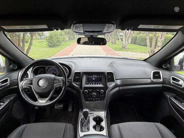 White Jeep Grand Cherokee 2018 in Kazlu Ruda, with an engine capacity of 3.60 L and mileage of 182 thousand km for 14200 €, photo 7 on AUTOMOTO.COM.LV